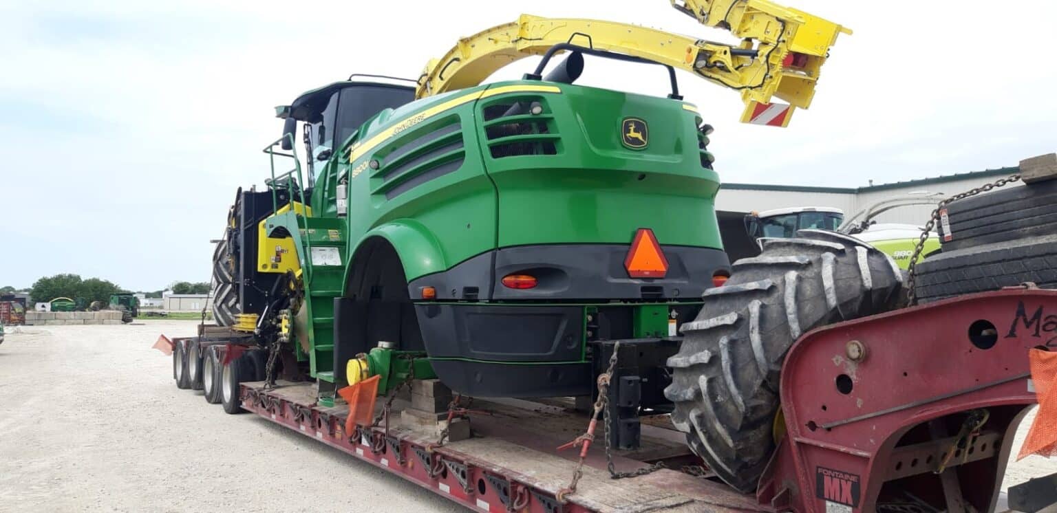 John Deere SPFH 8800 And Header Transport with AutoTransport.com