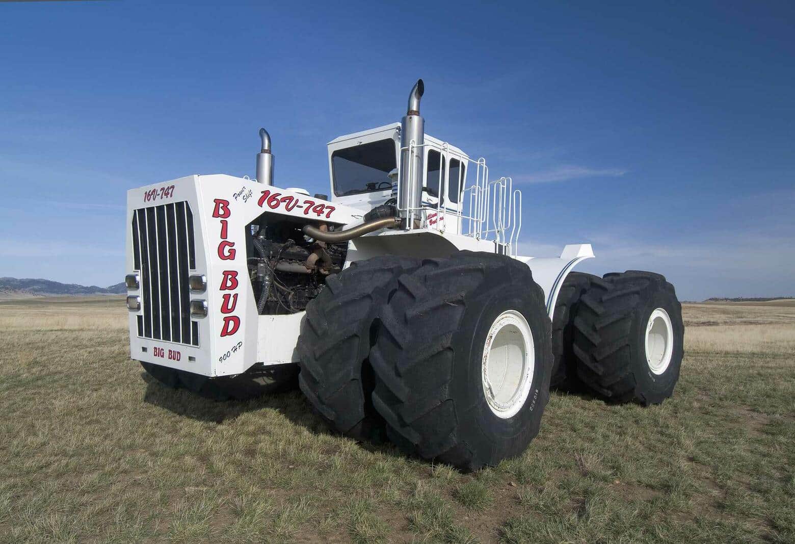 The Biggest Tractor in the World (Big Bud 747) - Tractor Transport